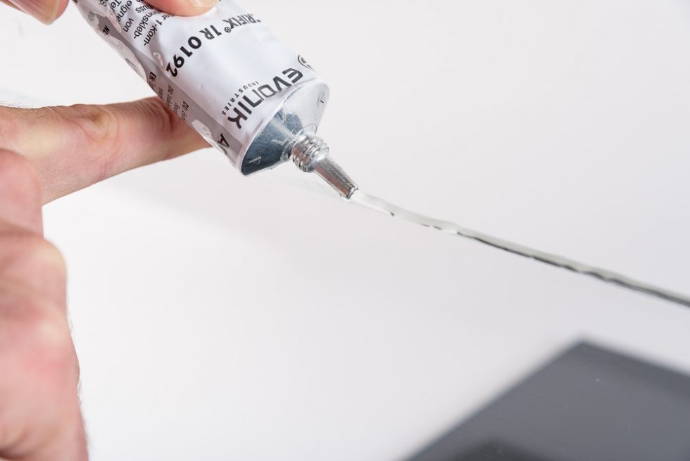 Polycarbonaat lijmen: zo doe je dat | Volgens deze stappen