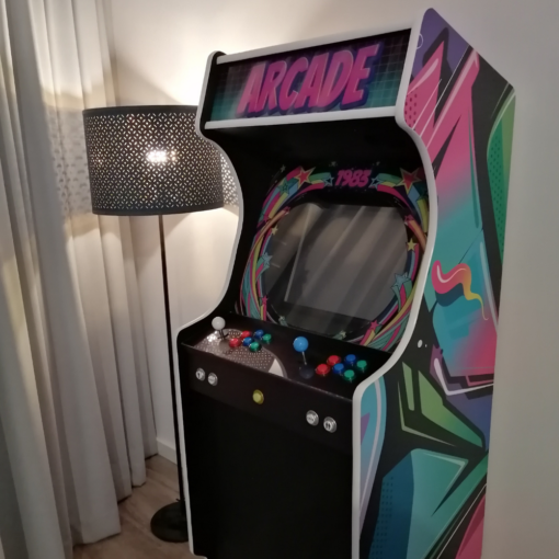 Jaren ’80 arcade kast door middel van plexiglas