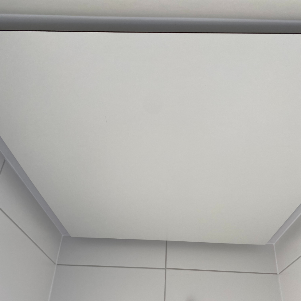 Plafond badkamer door middel van HPL | Klus Awards