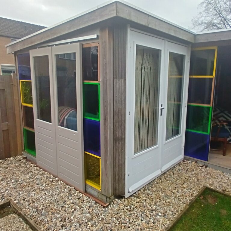 Winddichte overkapping met gekleurd plexiglas | Klus Awards